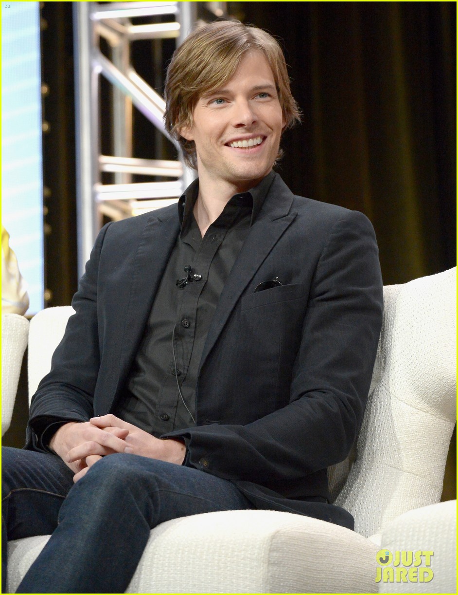 Ryan Murphy Reveals 10 Actors Joining Sarah Paulson in Netflix's ...