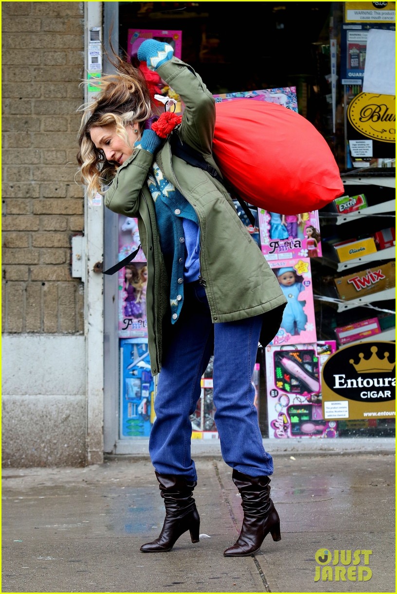 Sarah Jessica Parker Carries a Big Laundry Bag on the Set of 'Divorce ...