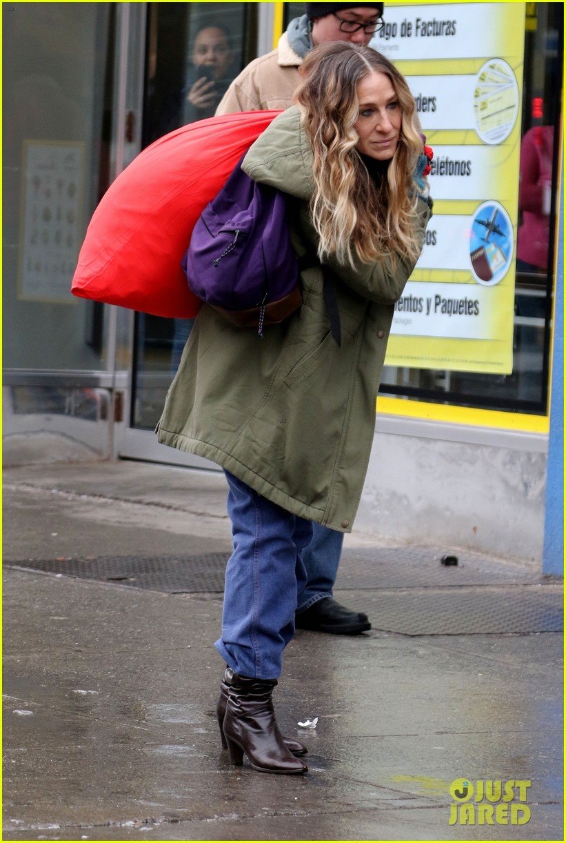 Sarah Jessica Parker Carries a Big Laundry Bag on the Set of 'Divorce ...
