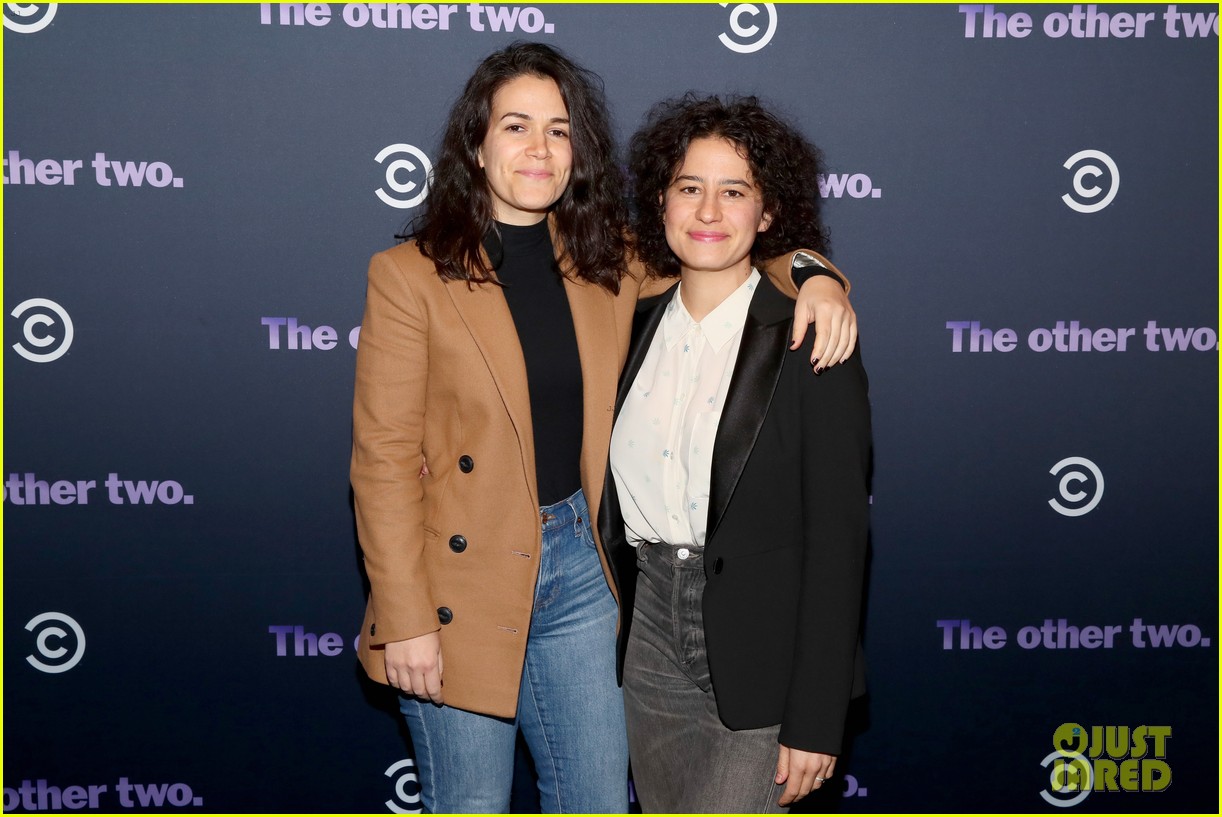 'The Other Two' Cast Get Star-Studded Support at Series Premiere Party ...