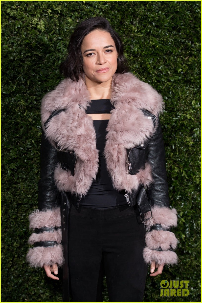 Amy Adams & Margot Robbie Rock Little Black Dresses for Chanel's Pre ...