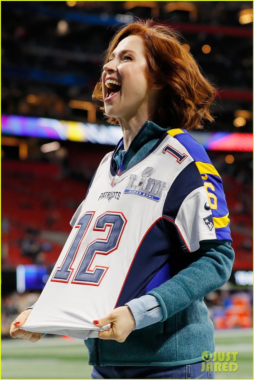 Ellie Kemper & 'Ellen Show' Producer Andy Lassner Support Both Teams at ...