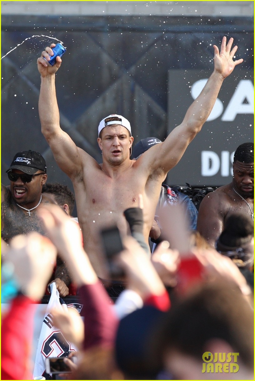 Patriots' Rob Gronkowski Strips Down to Show His Abs During Super Bowl 2019 Victory Parade ...