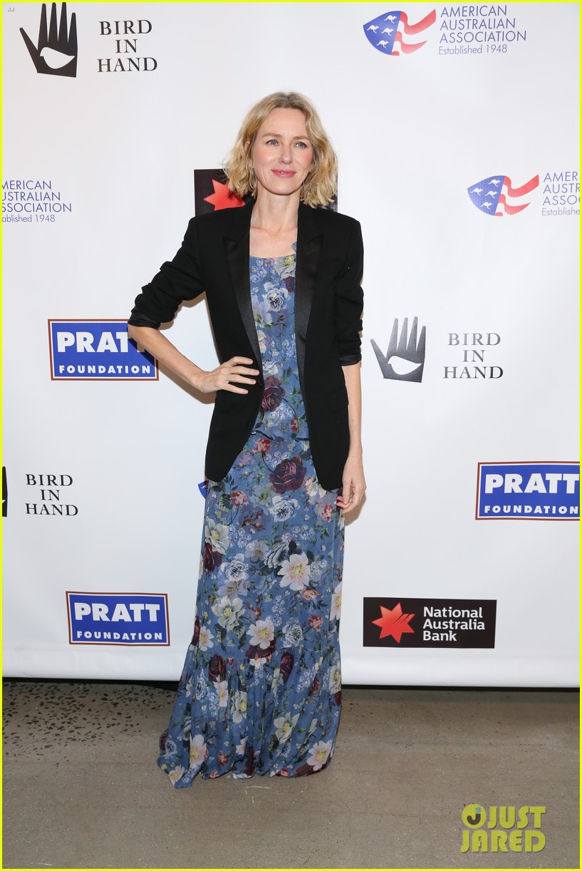 Hugh Jackman Helps Honor Elle Macpherson at American Australian Arts ...