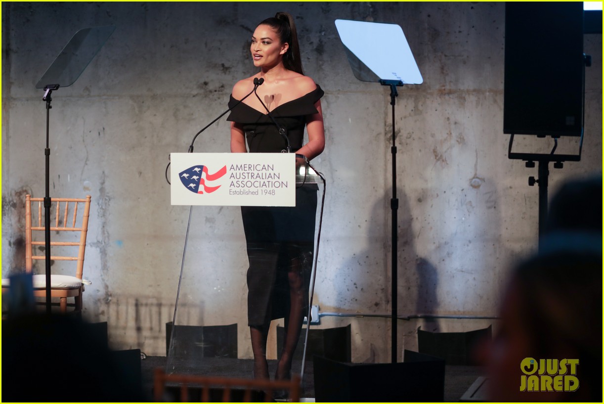 Hugh Jackman Helps Honor Elle Macpherson at American Australian Arts ...