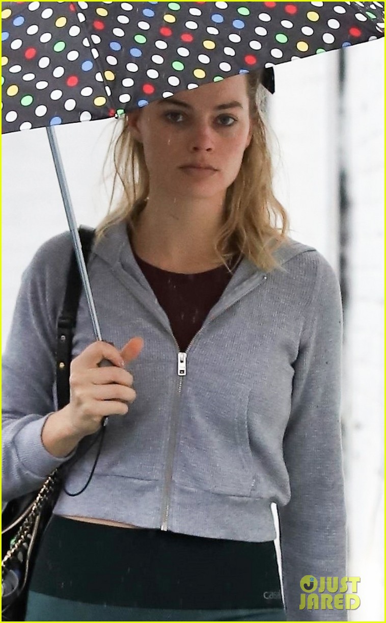 Margot Robbie Braves the Rain for Her Afternoon Workout: Photo 4223041 ...
