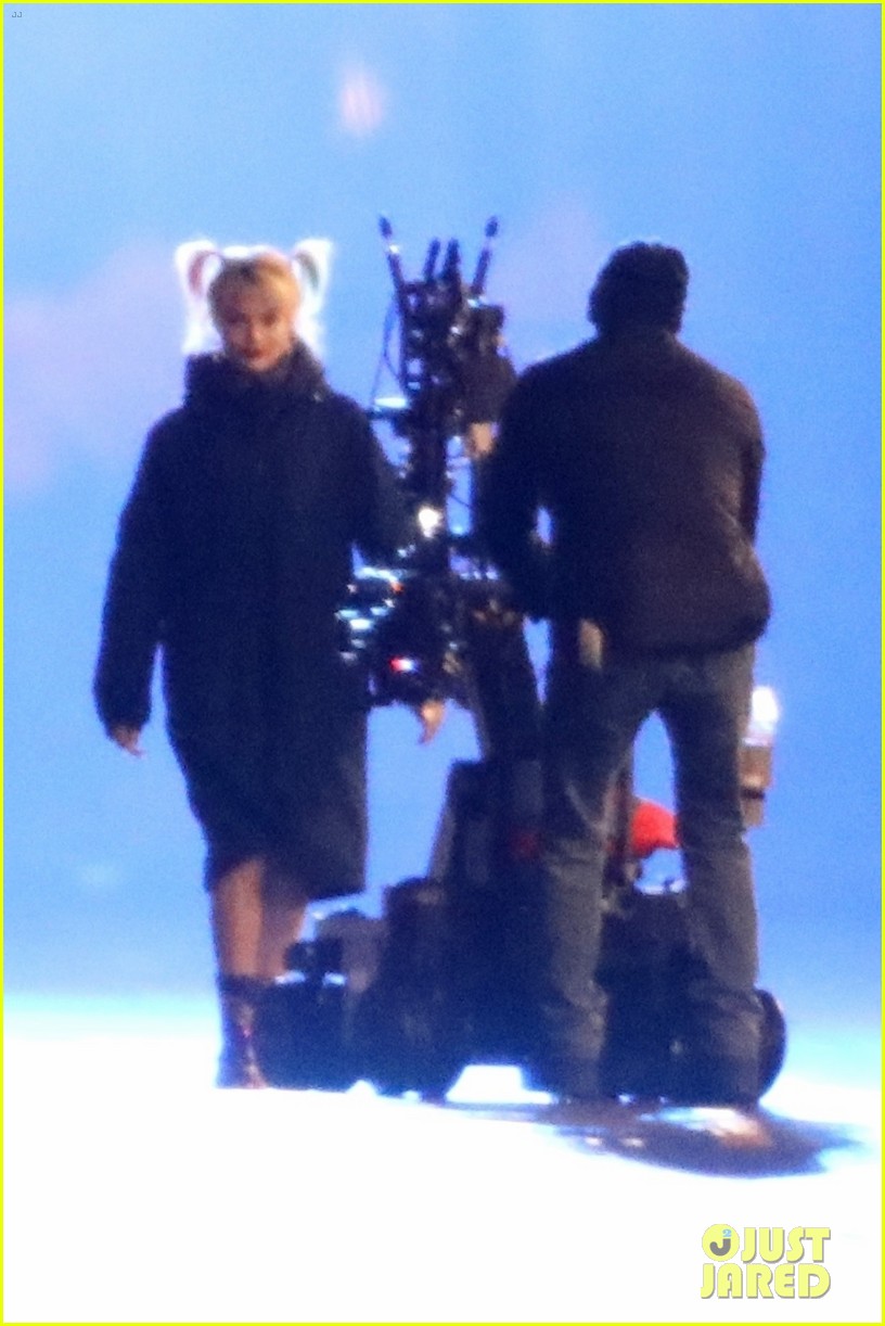 Margot Robbie Spends Another Night Filming Stunts for 'Birds of Prey ...