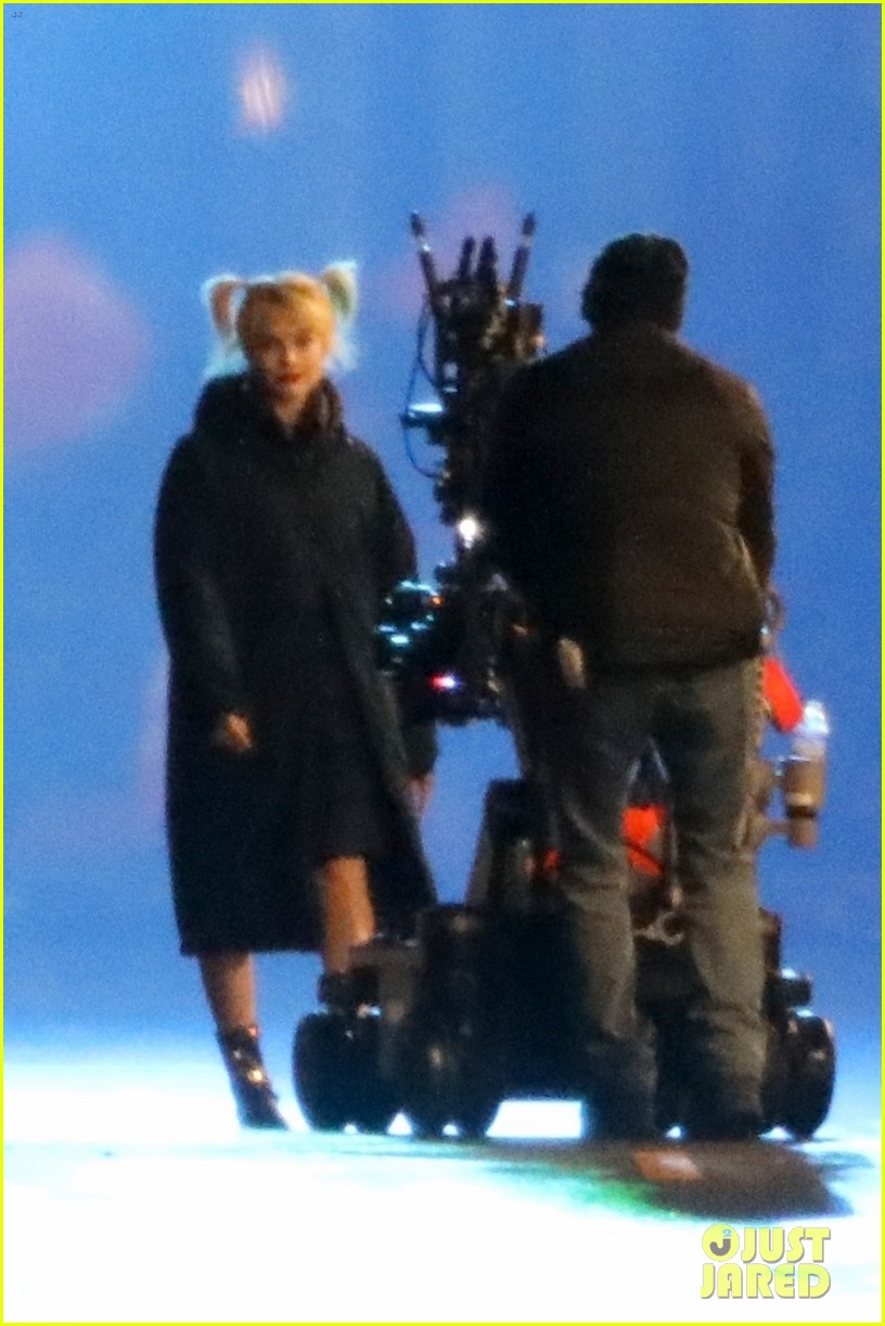 Margot Robbie Spends Another Night Filming Stunts for 'Birds of Prey ...
