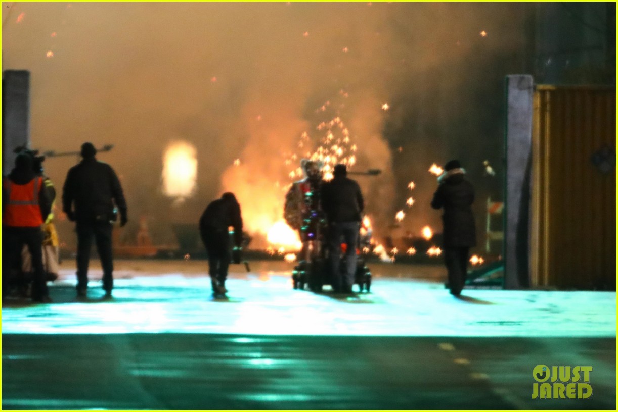 Margot Robbie Spends Another Night Filming Stunts for 'Birds of Prey ...