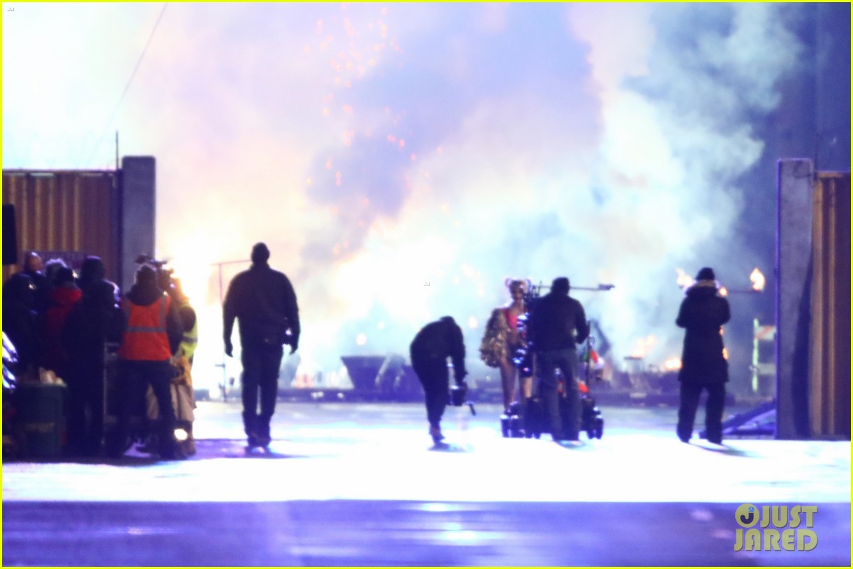 Margot Robbie Spends Another Night Filming Stunts for 'Birds of Prey ...