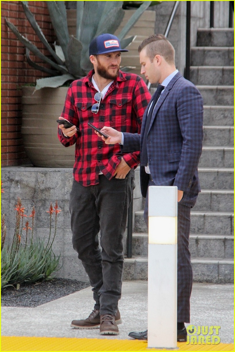 Scott Eastwood Grabs Lunch with Friends in LA: Photo 4243134 | Photos ...