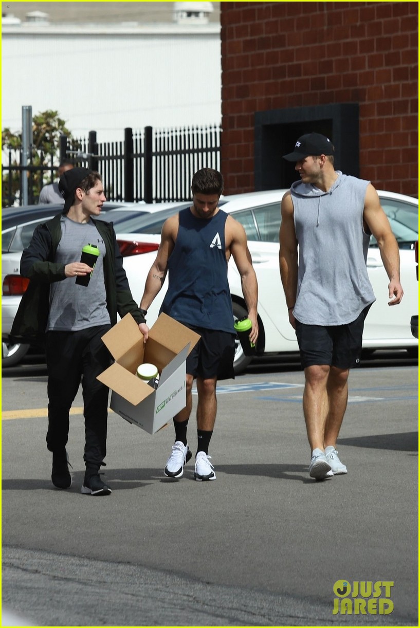 The Bachelor's Colton Underwood Bares Buff Muscles After a Workout with ...