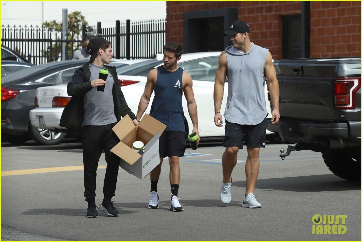 The Bachelor's Colton Underwood Bares Buff Muscles After a Workout with ...