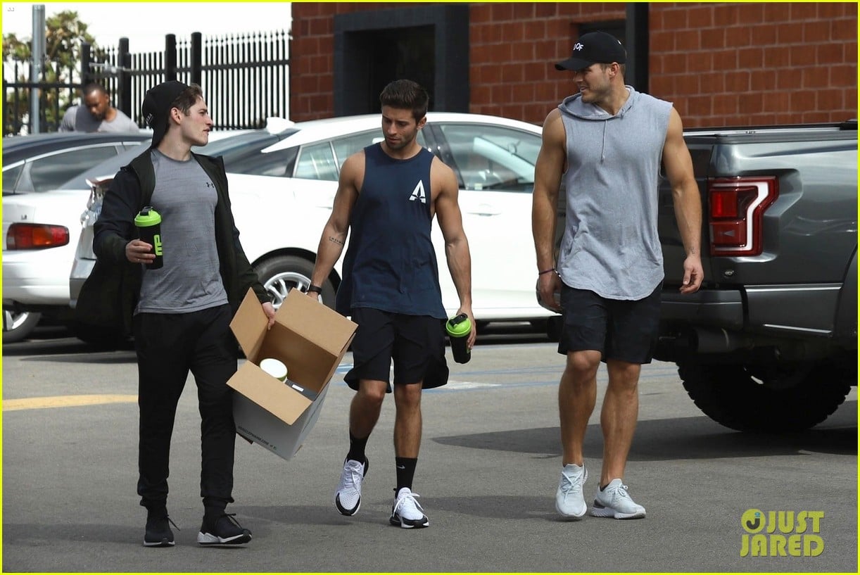 The Bachelor's Colton Underwood Bares Buff Muscles After a Workout with ...