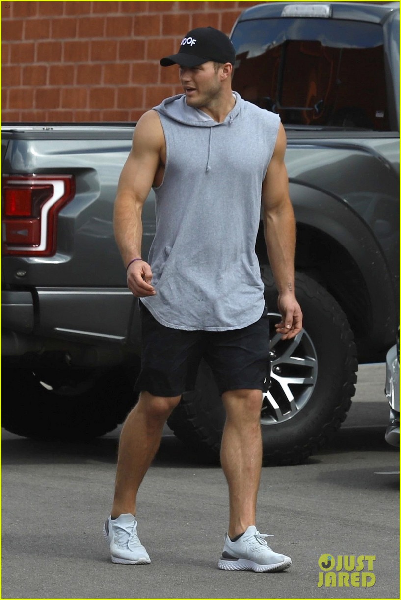 The Bachelor's Colton Underwood Bares Buff Muscles After a Workout with ...