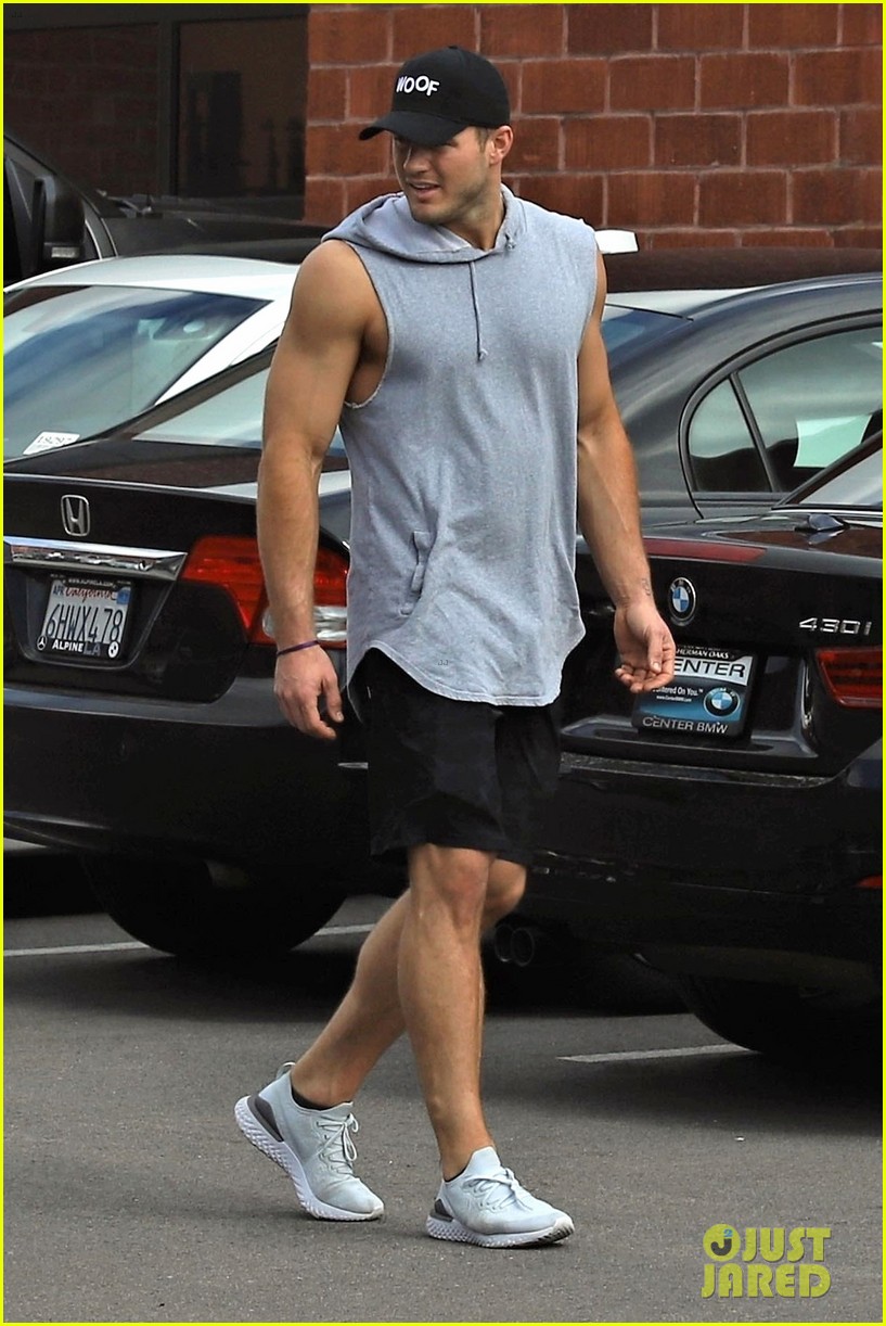 The Bachelor's Colton Underwood Bares Buff Muscles After a Workout with ...