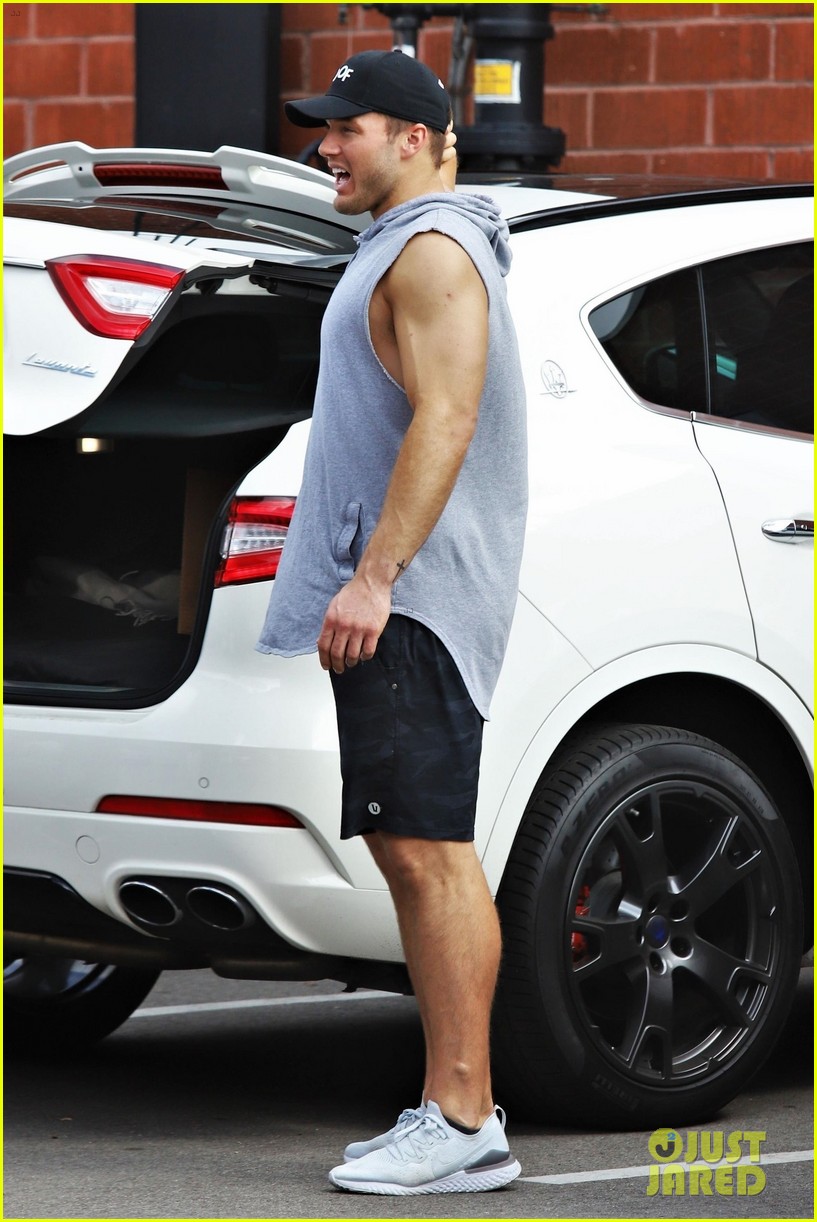 The Bachelor's Colton Underwood Bares Buff Muscles After a Workout with ...