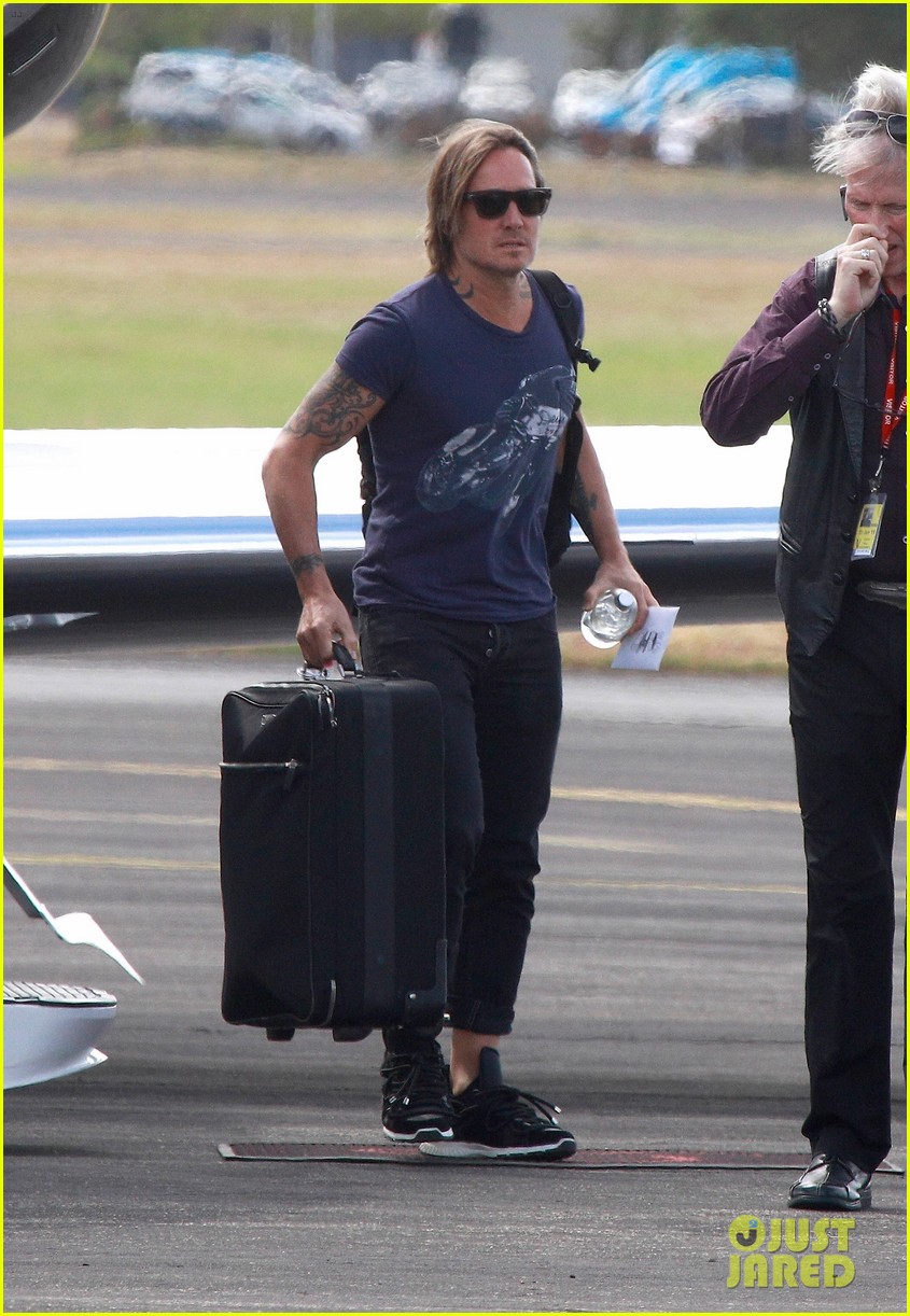 Keith Urban Is His Own Chauffeur After Arriving On Private Plane ...