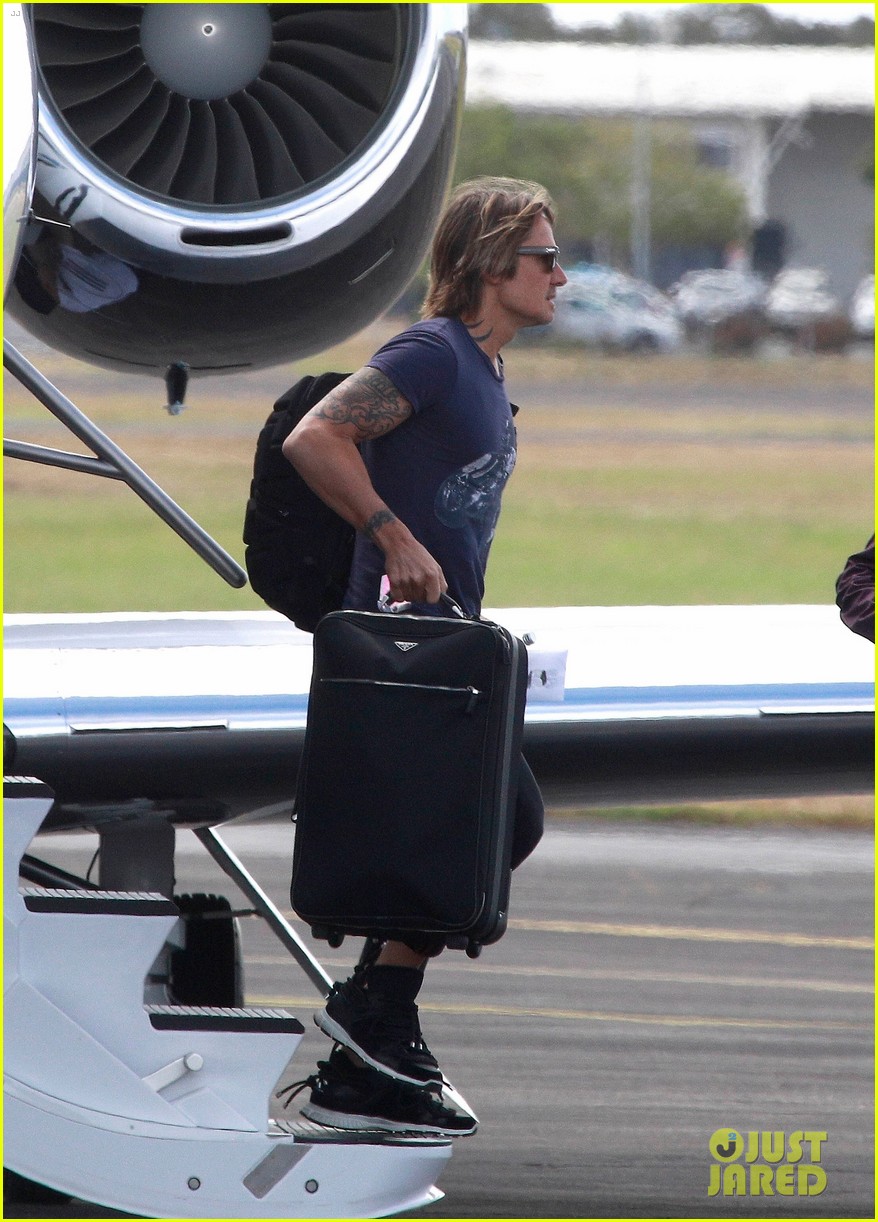 Keith Urban Is His Own Chauffeur After Arriving On Private Plane ...
