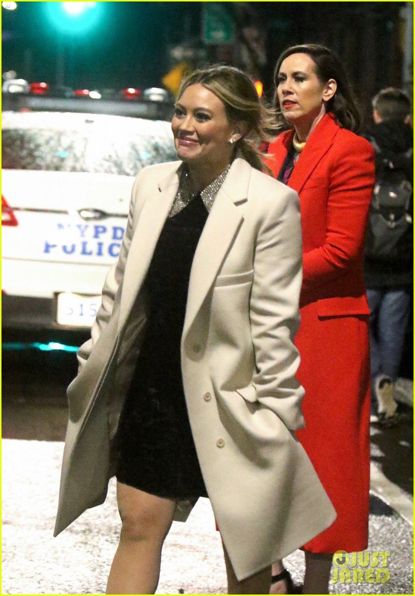 Hilary Duff Holds Up an Axe on 'Younger' Set!: Photo 4262917 | Hilary ...