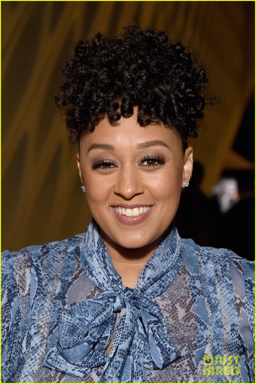 Isla Fisher, Jay-Z, & More Check Out New Broad Museum Exhibit: Photo ...