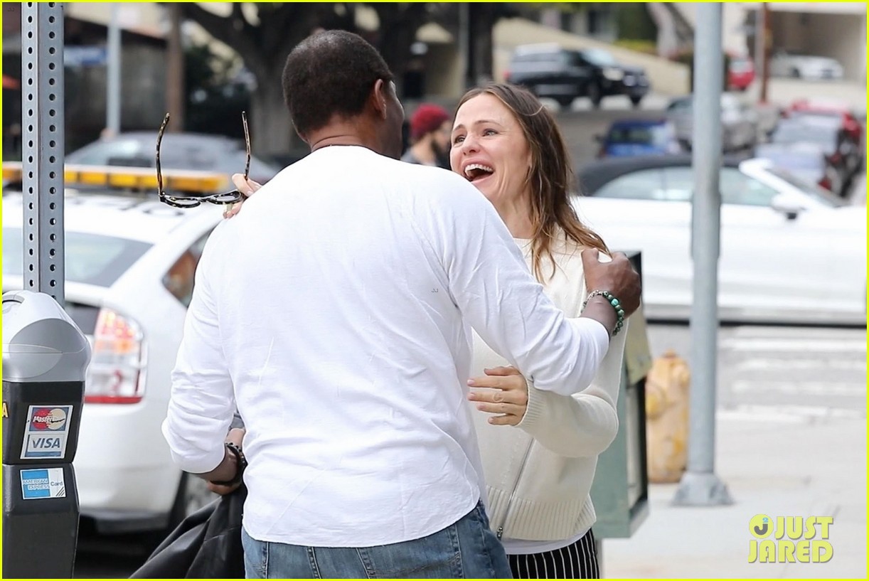 Jennifer Garner Reunites with Alias' Carl Lumbly, Gives Him the Biggest ...