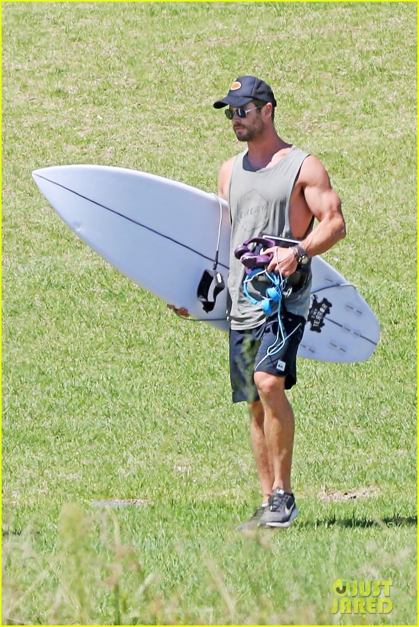 Chris Hemsworth Shows Off His Incredibly Muscular Arms!: Photo 4256409 ...