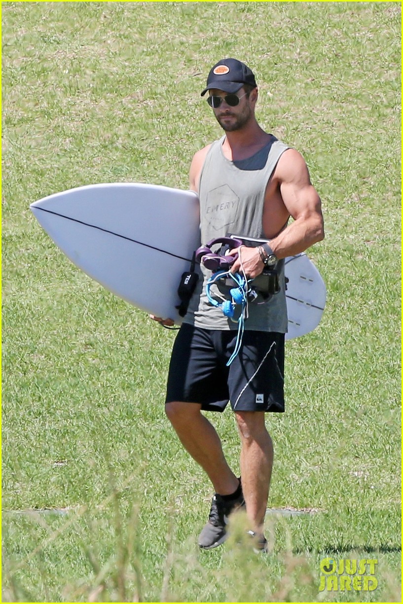 Chris Hemsworth Shows Off His Incredibly Muscular Arms!: Photo 4256410 ...
