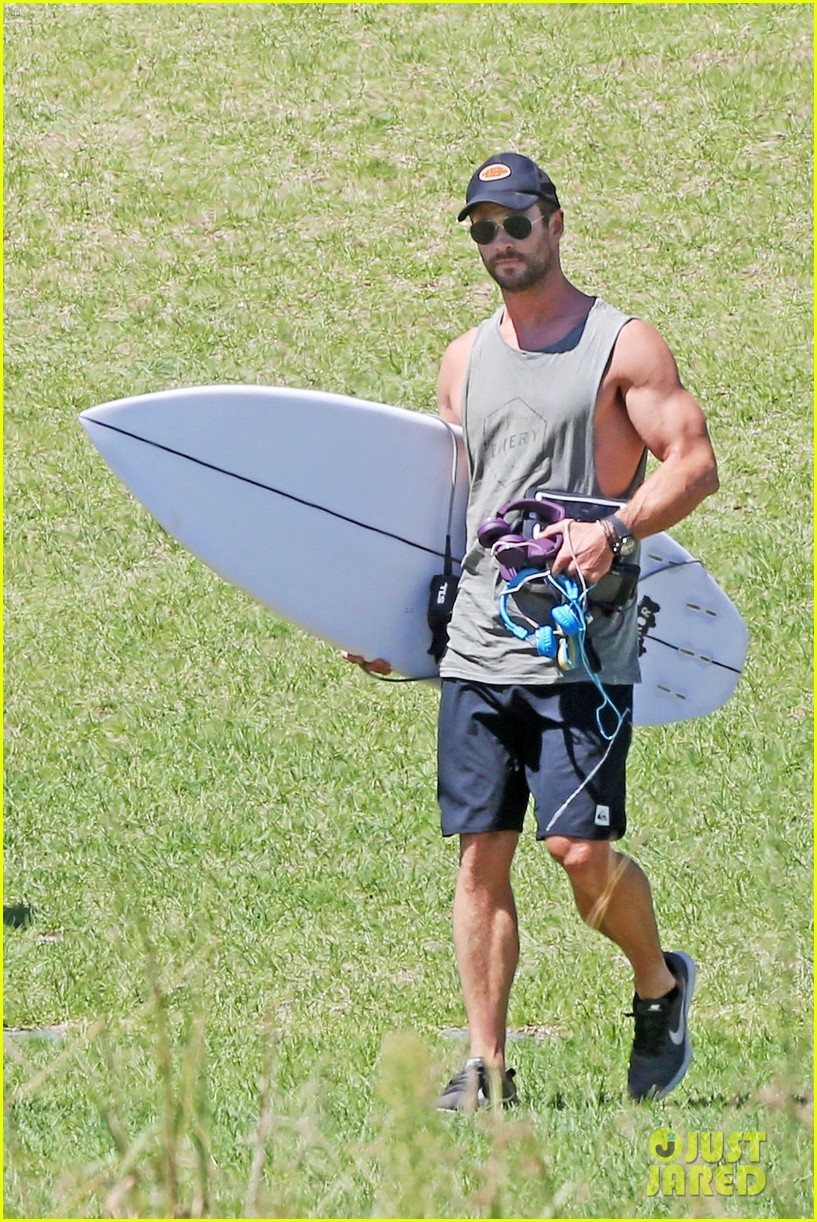 Chris Hemsworth Shows Off His Incredibly Muscular Arms!: Photo 4256412 ...