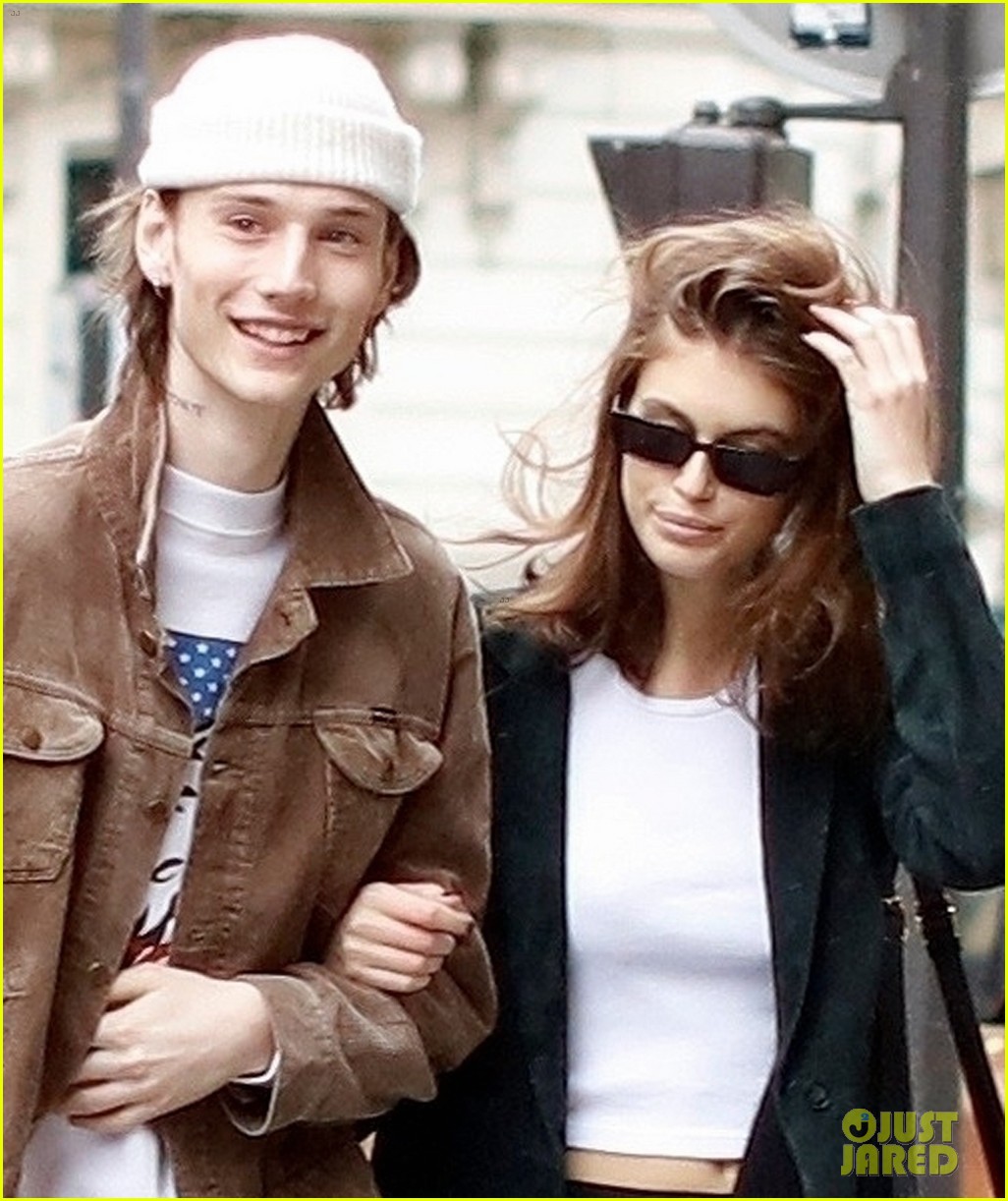 Kaia Gerber & Boyfriend Wellington Grant Go Sightseeing in Paris During ...