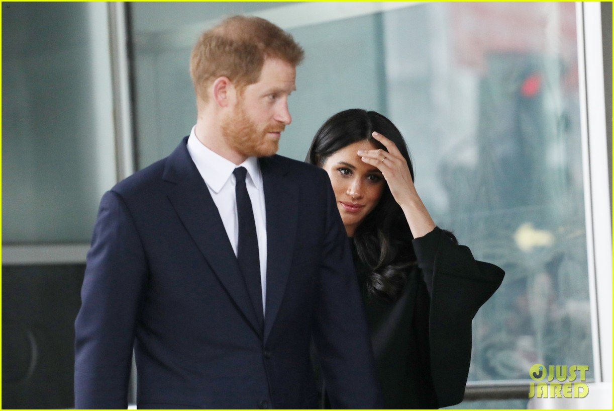 Meghan Markle & Prince Harry Make Unplanned Appearance to Pay Respects ...