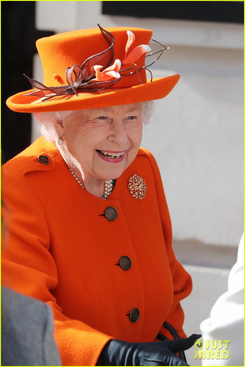 Queen Elizabeth Posts Her First Ever Instagram Picture: Photo 4253039 ...
