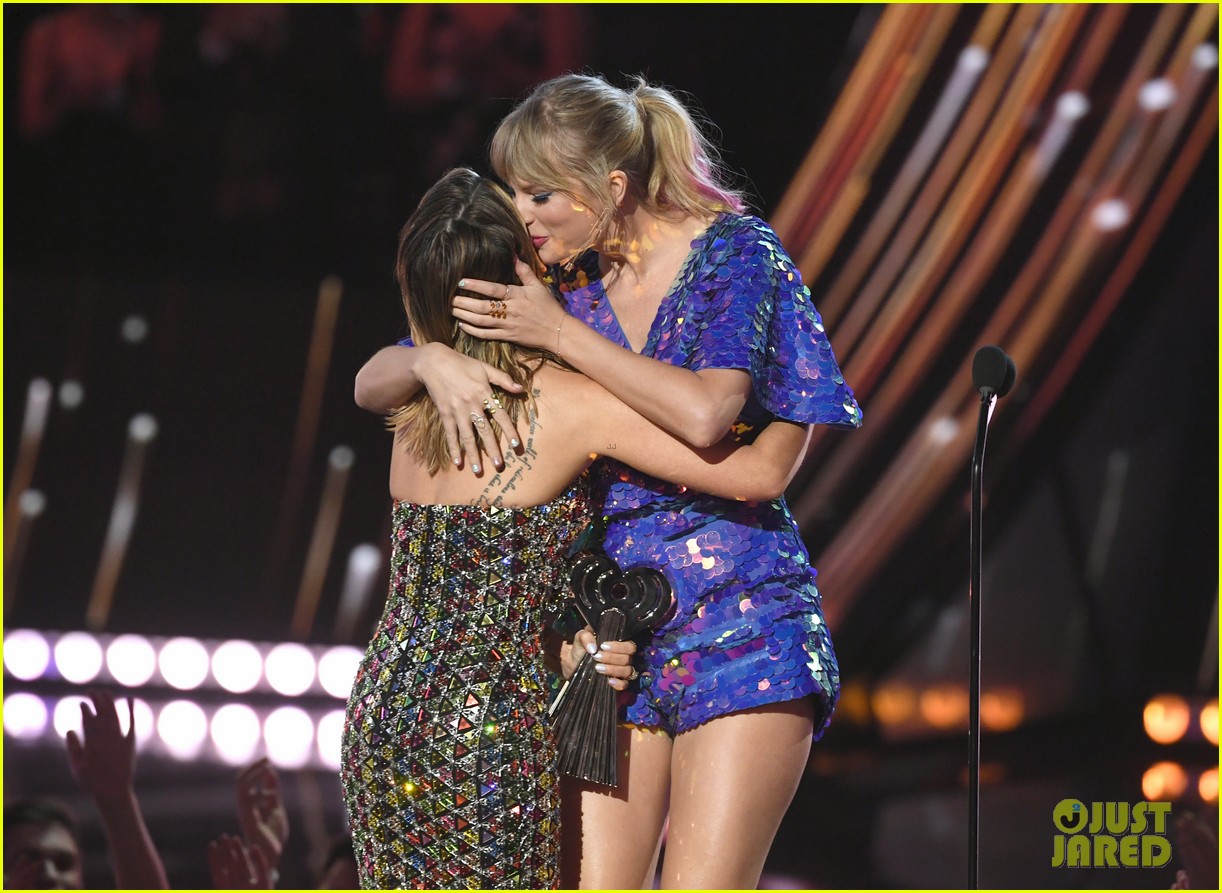 Taylor Swift Accepts Award for Tour of the Year at iHeartRadio Music ...