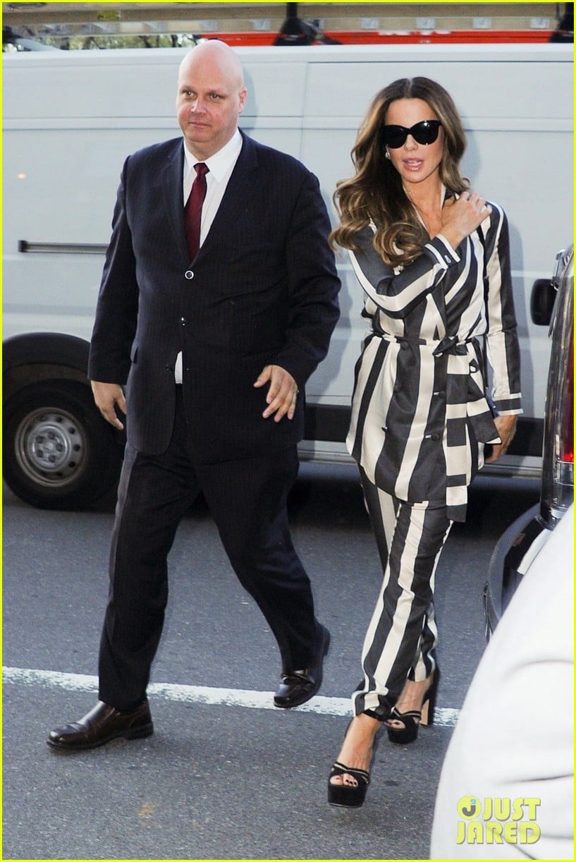 Kate Beckinsale Teaches Jimmy Fallon How To Pull Off A Convincing Fake ...