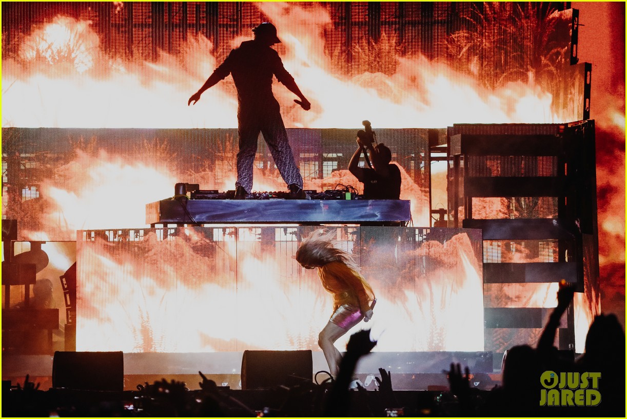 Ellie Goulding Gives Surprise Coachella Performance During Diplo's Set ...