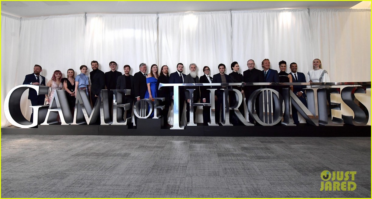 Kit Harington, Sophie Turner, & Maisie Williams Step Out for Final 'GOT ...