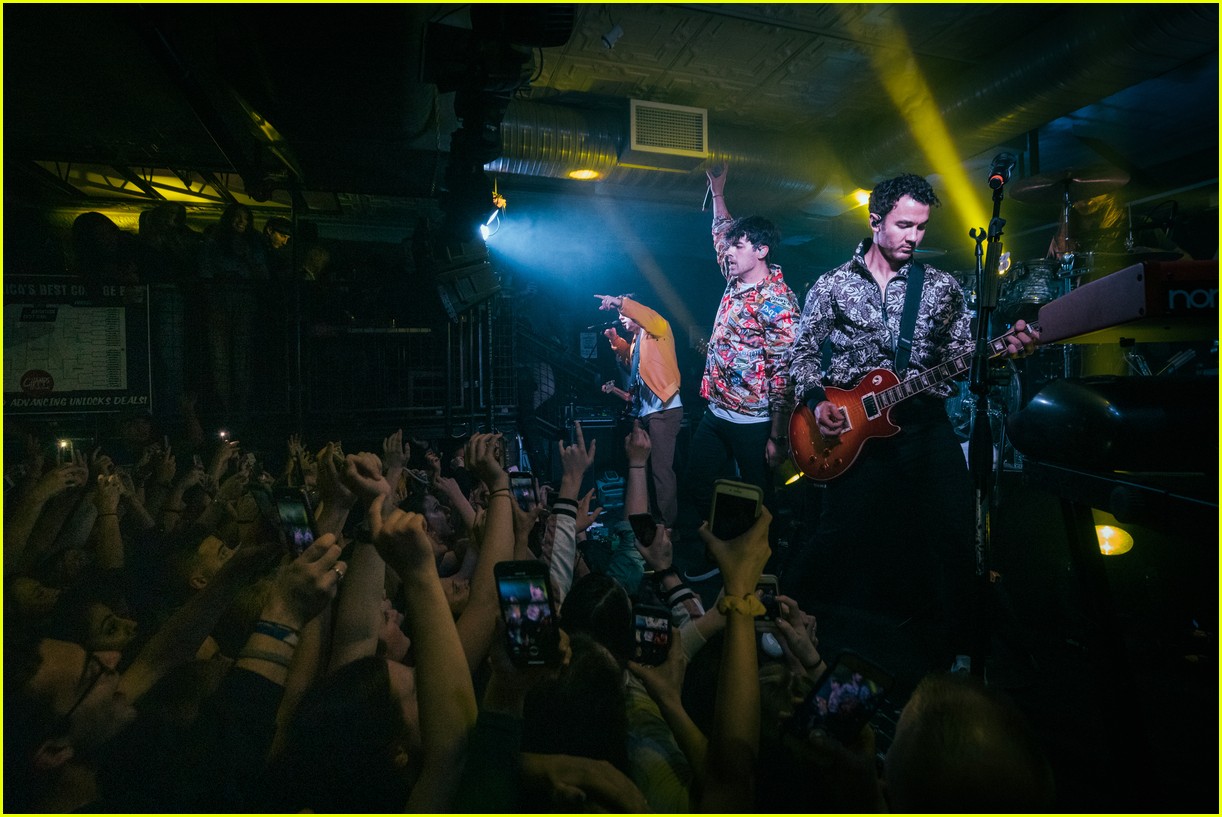 Jonas Brothers Take Over Penn State Bar for Surprise Show!: Photo ...