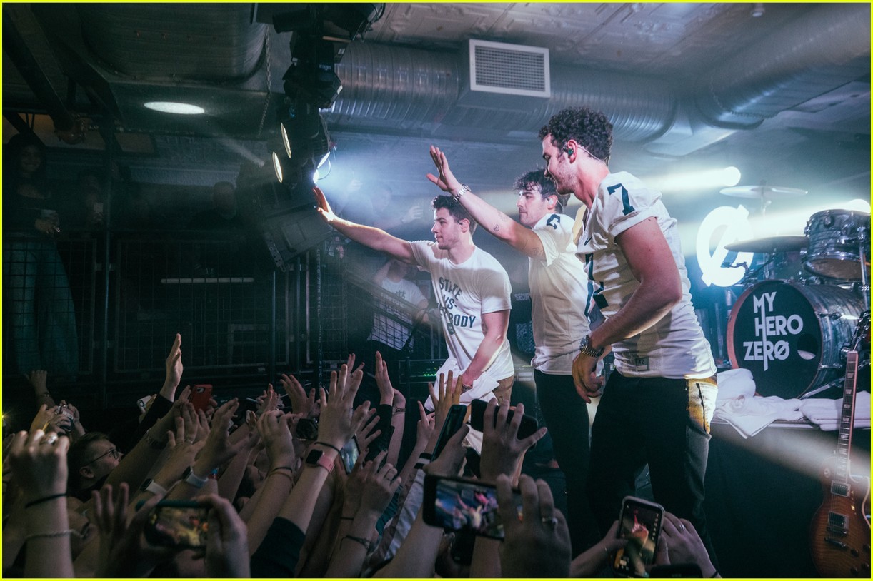 Jonas Brothers Take Over Penn State Bar for Surprise Show!: Photo ...