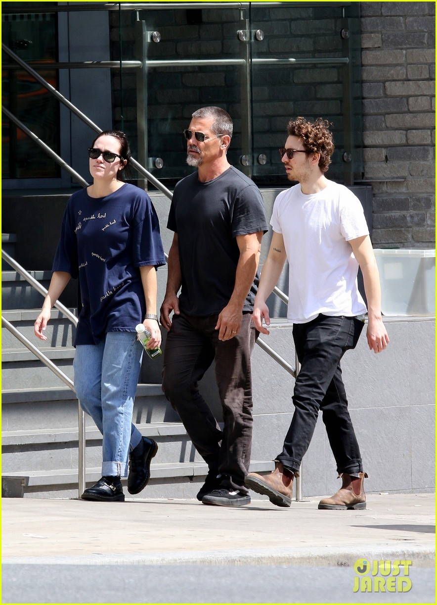 Josh Brolin Enjoys Cupcakes With Daughter Eden on a Fun Family Outing ...