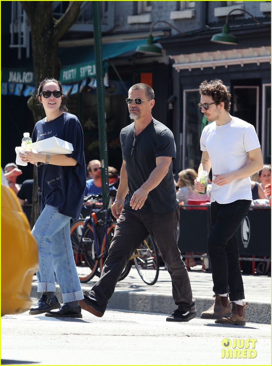 Josh Brolin Enjoys Cupcakes With Daughter Eden on a Fun Family Outing ...