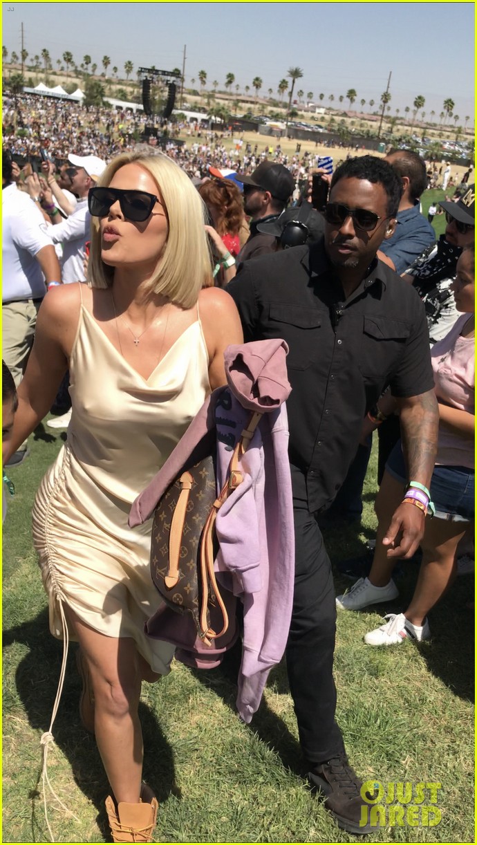 Kardashian-Jenners Support Kanye West at 'Sunday Service' Coachella Set ...