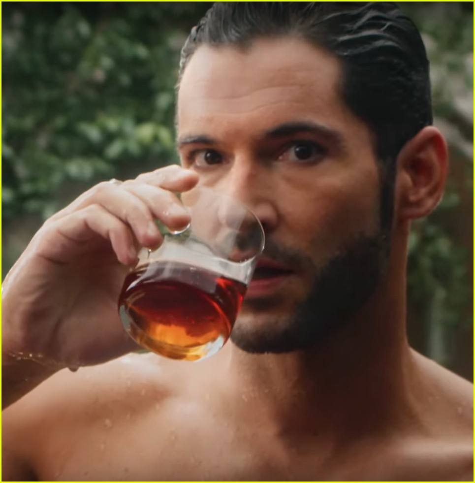 Tom Ellis Bares His Hot Chiseled Abs for 'Lucifer' Date Announcement ...
