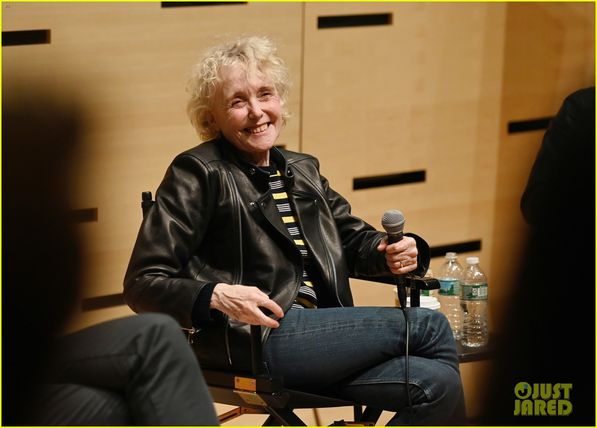 Robert Pattinson Got 'Locked in a Room' to Read Christopher Nolan's New ...