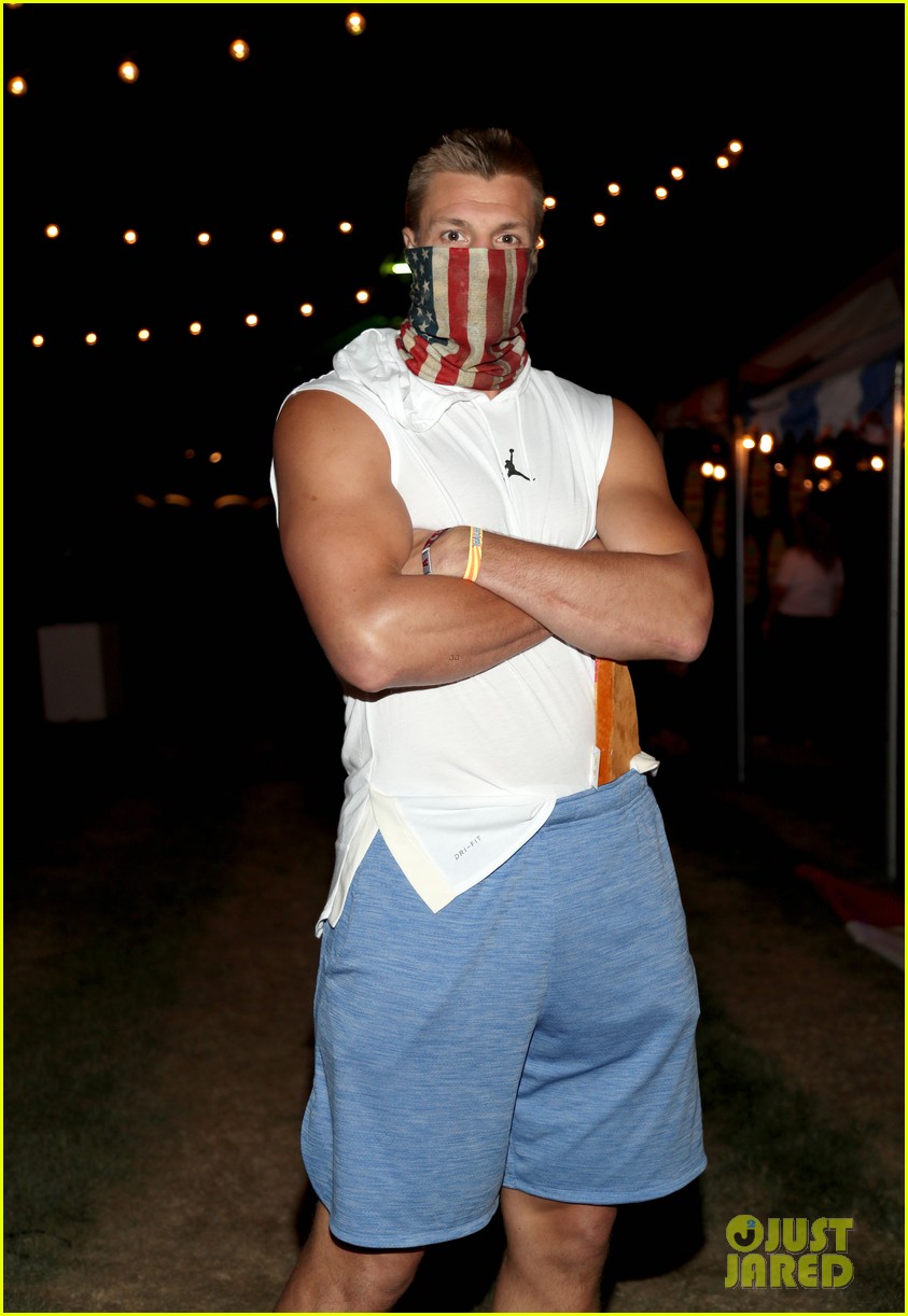 Colton Underwood & Gregg Sulkin Go On a Stagecoach Double Date with ...