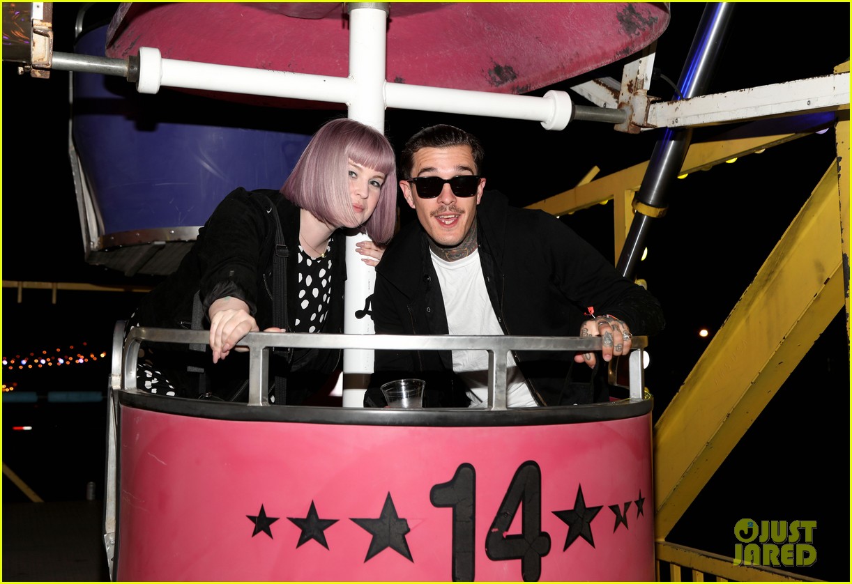 Colton Underwood & Gregg Sulkin Go On a Stagecoach Double Date with ...