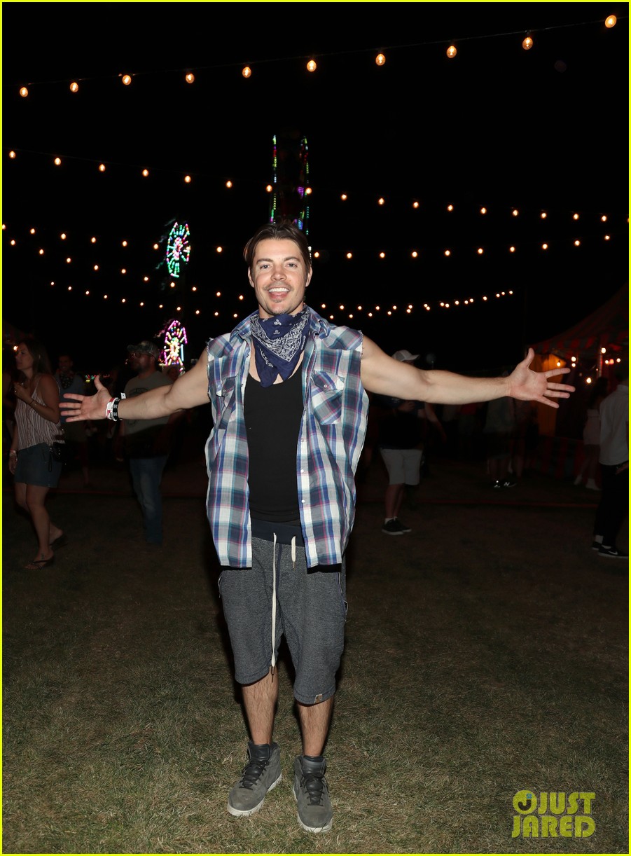 Colton Underwood & Gregg Sulkin Go On a Stagecoach Double Date with ...