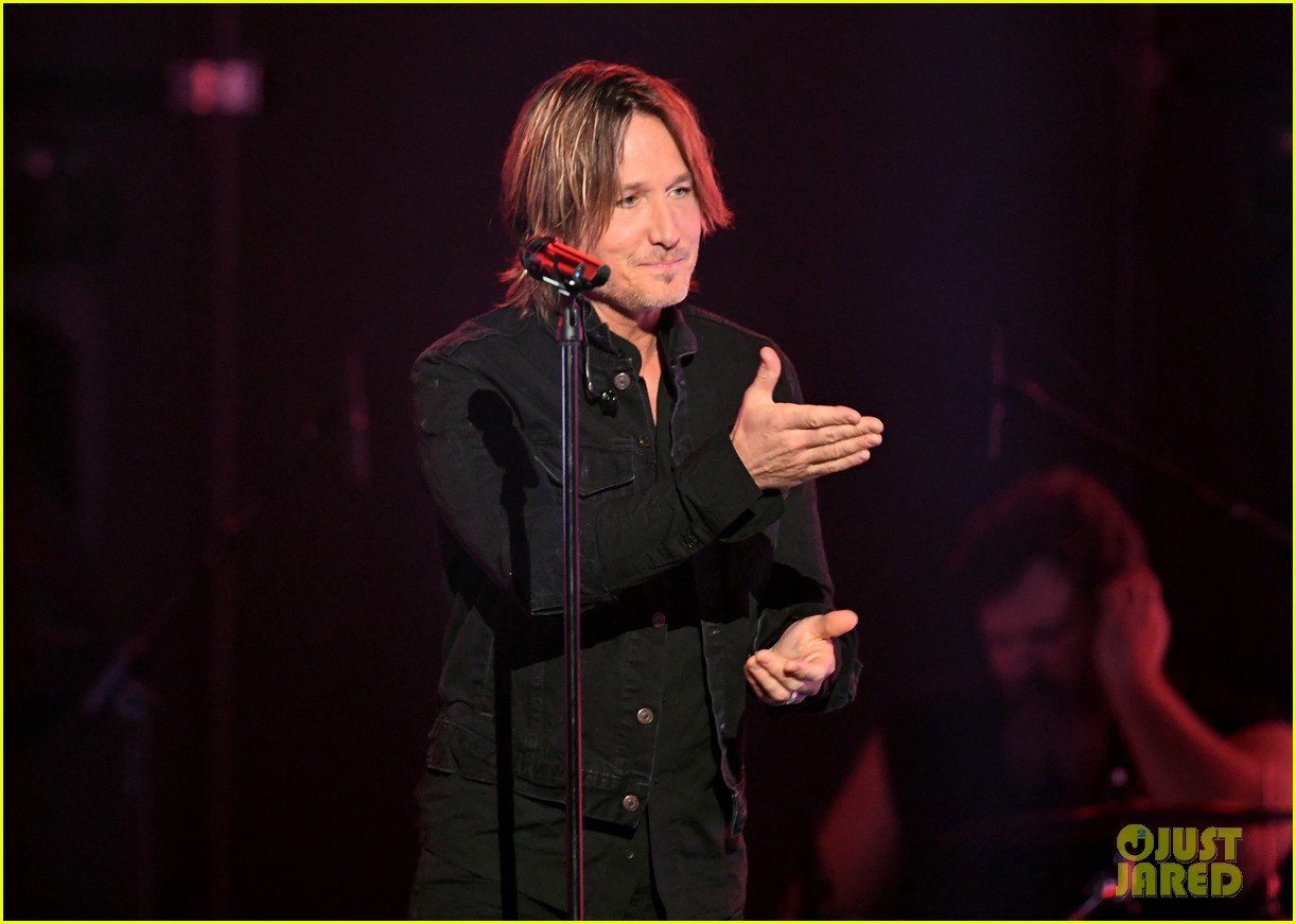 Keith Urban Debuts 'Burden' Cover at ACM Awards 2019 - Stream ...