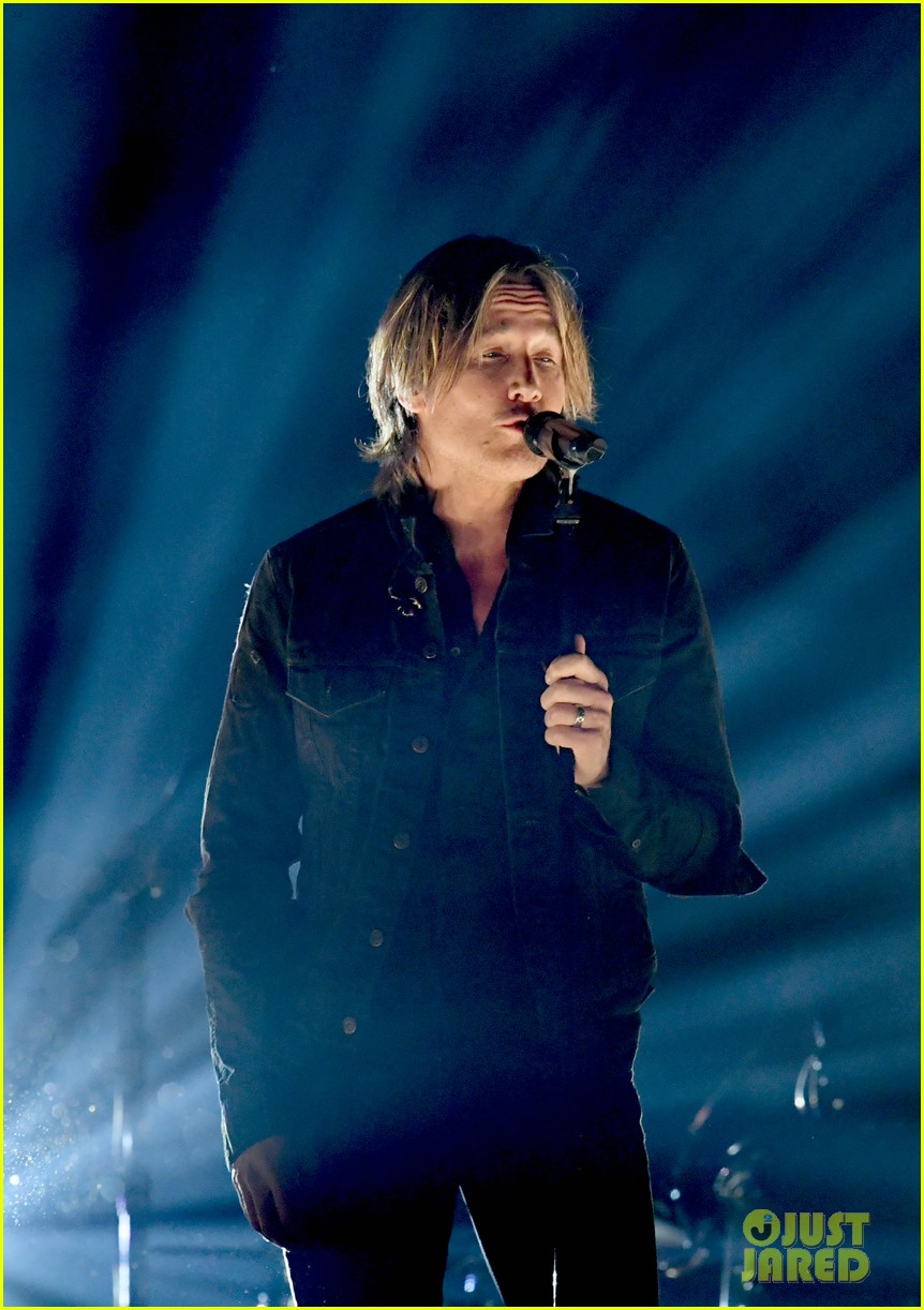 Keith Urban Debuts 'Burden' Cover at ACM Awards 2019 - Stream ...