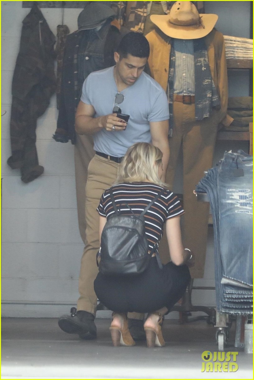 Wilmer Valderrama Spotted Shopping with Model Amanda Pacheco: Photo ...