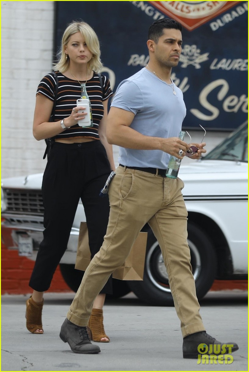 Wilmer Valderrama Spotted Shopping with Model Amanda Pacheco: Photo ...
